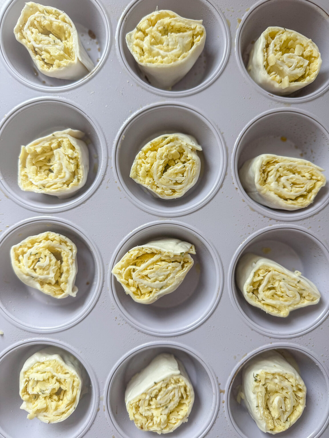 Cheese and garlic scrolls – easy puff pastry recipe